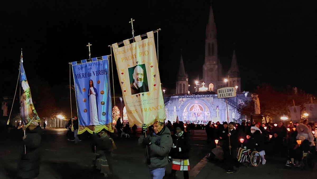Procession aux flambeaux - Diocèse de Paris